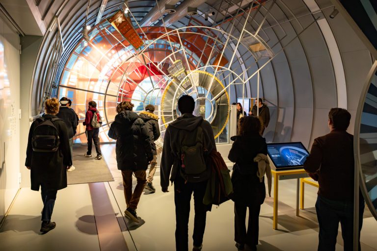 CERN : une immersion au cœur de la plus grande machine scientifique du ...